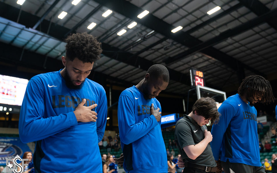 Texas Legends players alongside Del Harris pay tribute to NBA legend ...